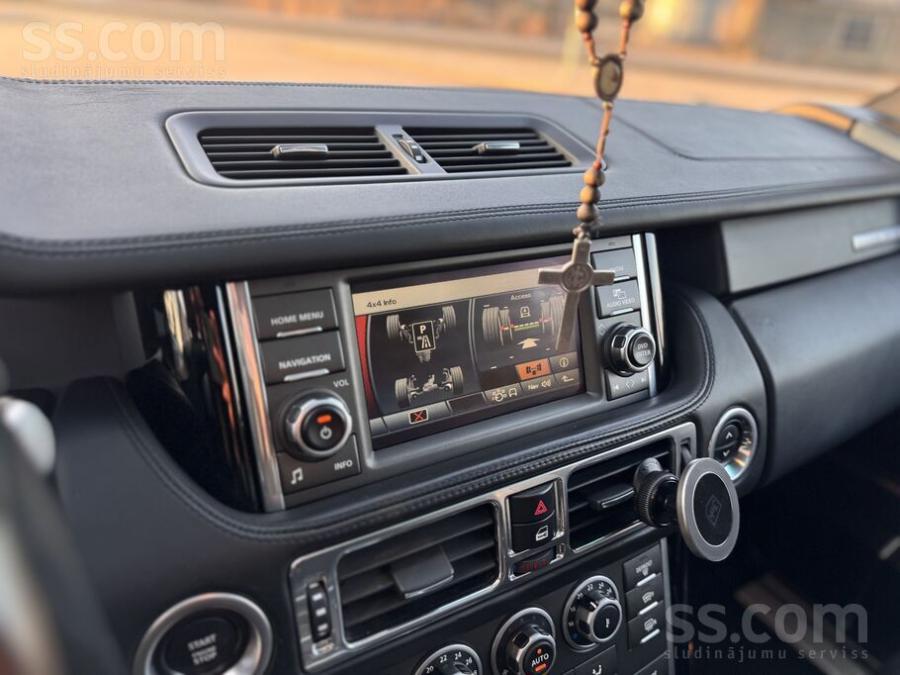 Melns Land Rover Range Rover 2010 Cēsis, ar dzinēja tilpumu 3.60 L un nobraukumu 272 tūkst. km par 14700 €, foto 12 vietnē AUTOMOTO.COM.LV