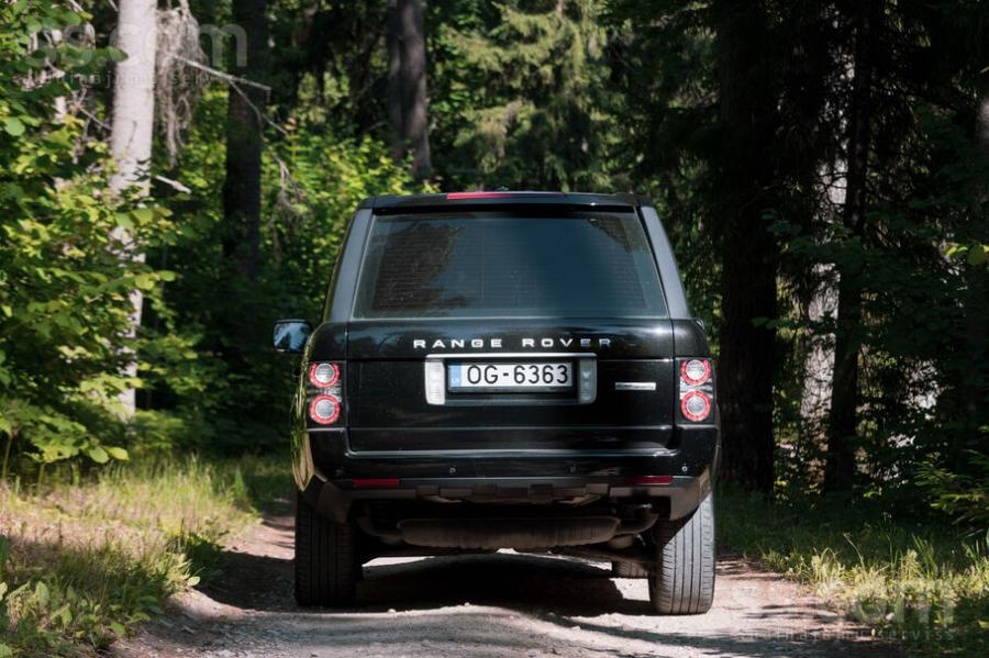Melns Land Rover Range Rover 2010 Cēsis, ar dzinēja tilpumu 3.60 L un nobraukumu 272 tūkst. km par 18000 €, foto 4 vietnē AUTOMOTO.COM.LV