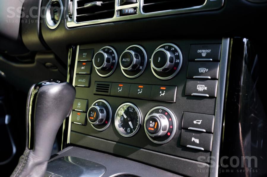 Melns Land Rover Range Rover 2010 Cēsis, ar dzinēja tilpumu 3.60 L un nobraukumu 272 tūkst. km par 18000 €, foto 19 vietnē AUTOMOTO.COM.LV