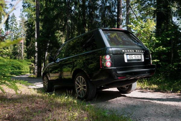 Black Land Rover Range Rover 2010 in Cesis, with an engine capacity of 3.60 L and mileage of 273 thousand km for 14700 €, photo 6 on AUTOMOTO.COM.LV