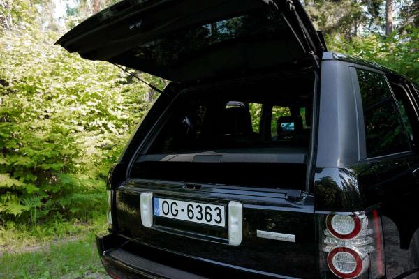 Black Land Rover Range Rover 2010 in Cesis, with an engine capacity of 3.60 L and mileage of 273 thousand km for 14700 €, photo 9 on AUTOMOTO.COM.LV