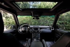 Melns Land Rover Range Rover 2010 Cēsis, ar dzinēja tilpumu 3.60 L un nobraukumu 273 tūkst. km par 14700 €, foto 14 vietnē AUTOMOTO.COM.LV
