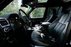 Melns Land Rover Range Rover 2010 Cēsis, ar dzinēja tilpumu 3.60 L un nobraukumu 273 tūkst. km par 14700 €, foto 15 vietnē AUTOMOTO.COM.LV