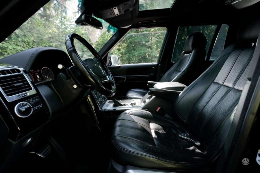 Melns Land Rover Range Rover 2010 Cēsis, ar dzinēja tilpumu 3.60 L un nobraukumu 273 tūkst. km par 14700 €, foto 15 vietnē AUTOMOTO.COM.LV