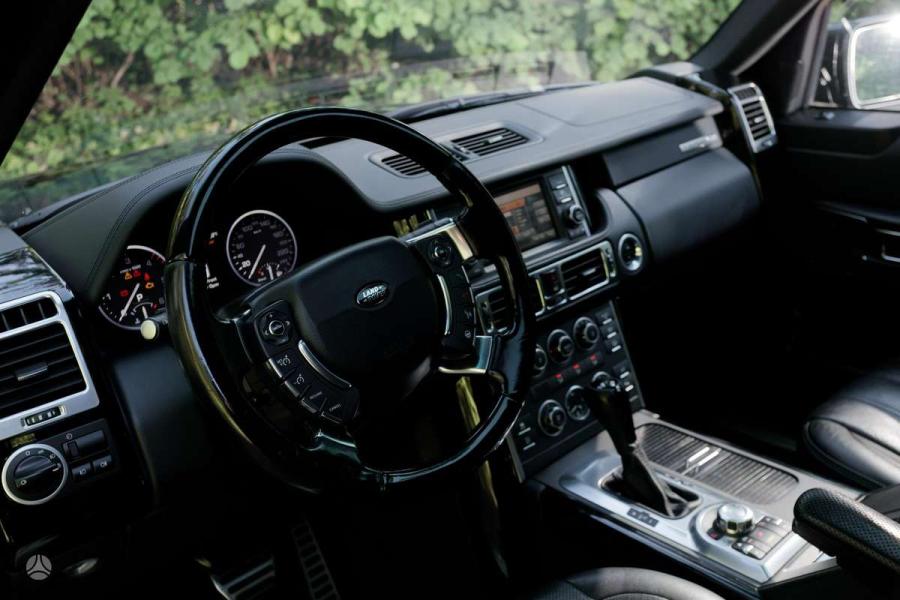 Melns Land Rover Range Rover 2010 Cēsis, ar dzinēja tilpumu 3.60 L un nobraukumu 273 tūkst. km par 14700 €, foto 16 vietnē AUTOMOTO.COM.LV