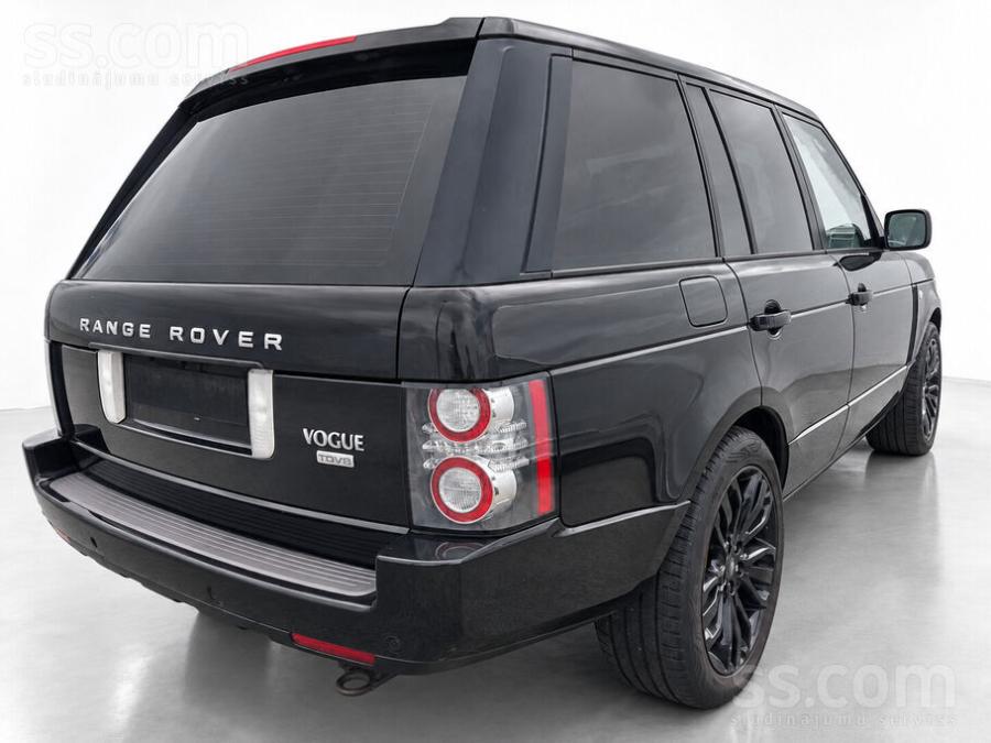 Melns Land Rover Range Rover 2010 Tukums, ar dzinēja tilpumu 3.60 L un nobraukumu 226 tūkst. km par 18800 €, foto 4 vietnē AUTOMOTO.COM.LV