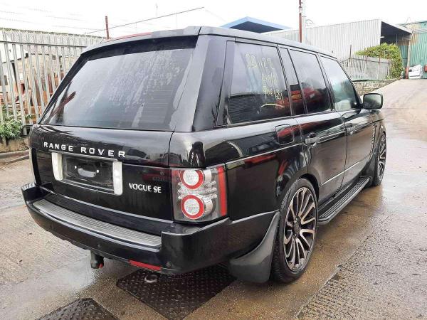 Black Land Rover Range Rover 2011 in Silute, with an engine capacity of 4.40 L and mileage of 100 thousand km for 3700 €, photo 3 on AUTOMOTO.COM.LV