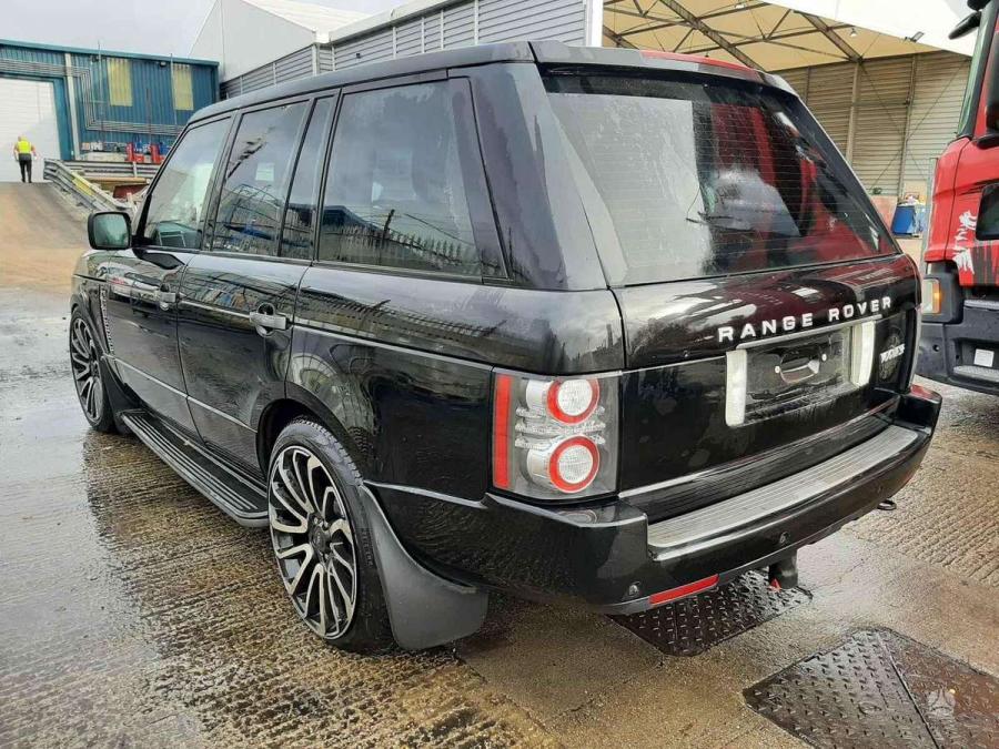 Black Land Rover Range Rover 2011 in Silute, with an engine capacity of 4.40 L and mileage of 100 thousand km for 3700 €, photo 4 on AUTOMOTO.COM.LV