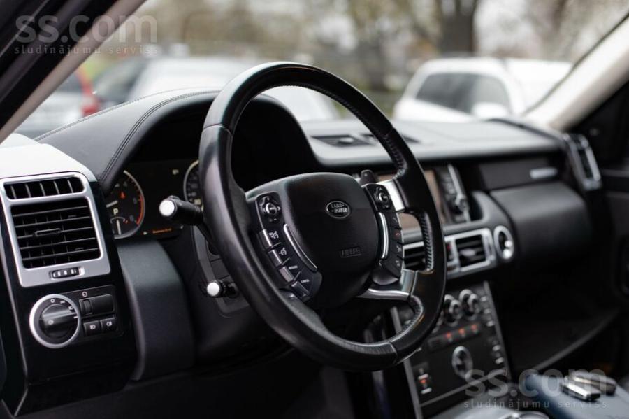 Black Land Rover Range Rover 2011 in Riga, with an engine capacity of 4.40 L and mileage of 305 thousand km for 13987 €, photo 15 on AUTOMOTO.COM.LV