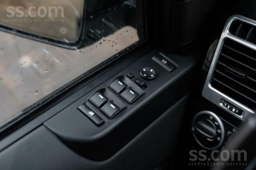 Black Land Rover Range Rover 2011 in Riga, with an engine capacity of 4.40 L and mileage of 305 thousand km for 13987 €, photo 17 on AUTOMOTO.COM.LV