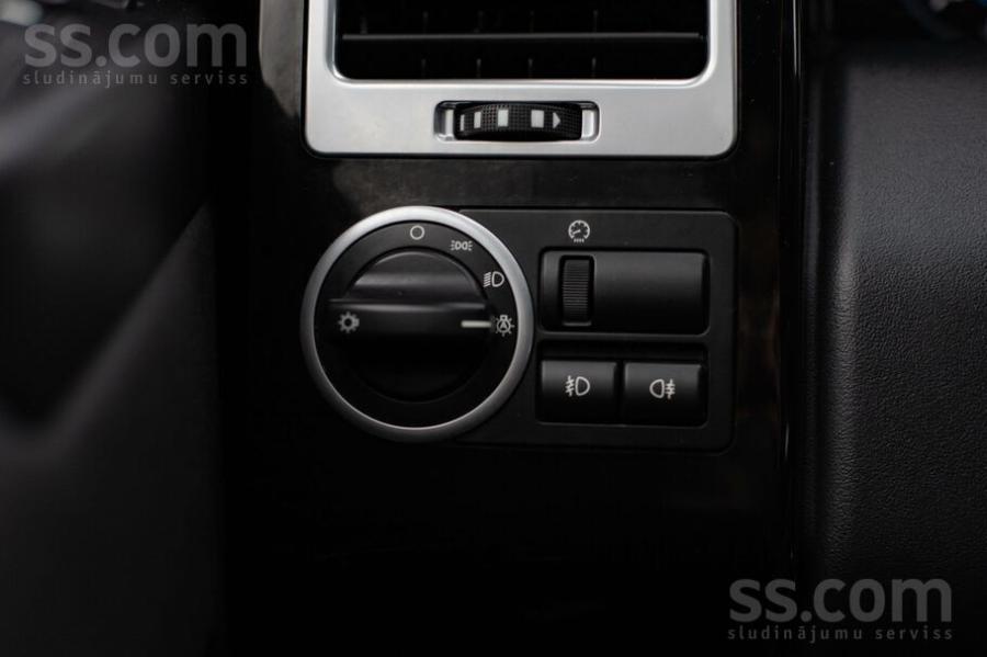Black Land Rover Range Rover 2011 in Riga, with an engine capacity of 4.40 L and mileage of 305 thousand km for 13987 €, photo 18 on AUTOMOTO.COM.LV