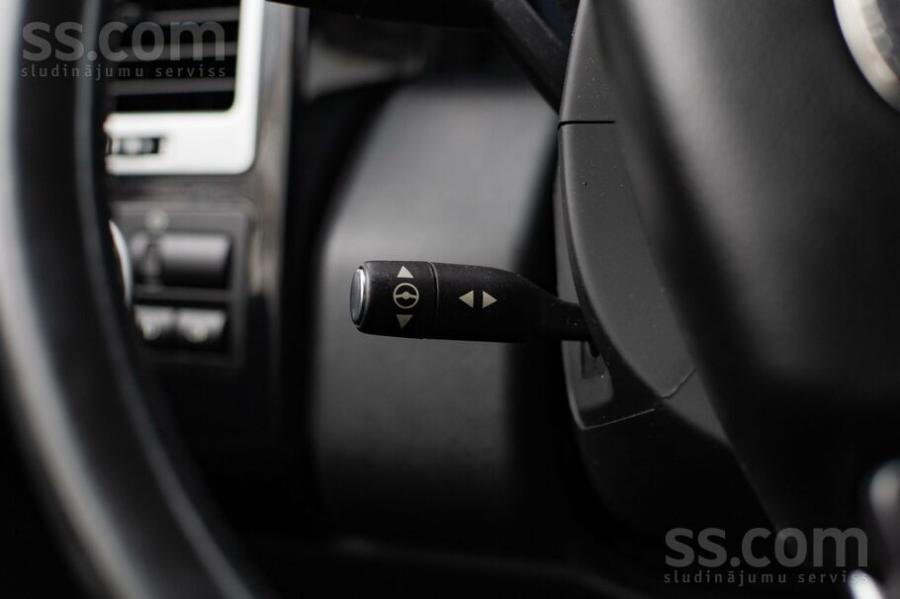 Black Land Rover Range Rover 2011 in Riga, with an engine capacity of 4.40 L and mileage of 305 thousand km for 13987 €, photo 19 on AUTOMOTO.COM.LV