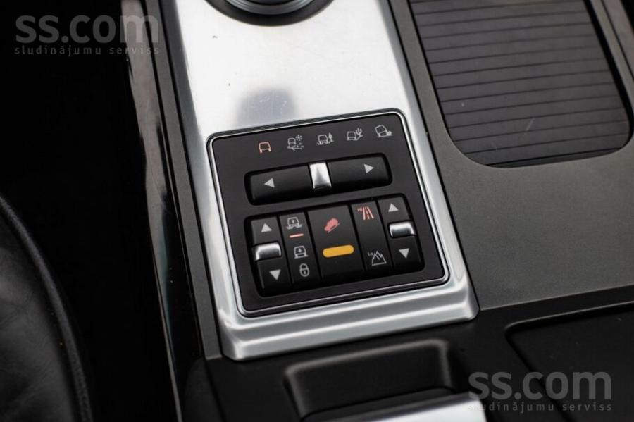 Black Land Rover Range Rover 2011 in Riga, with an engine capacity of 4.40 L and mileage of 305 thousand km for 13987 €, photo 28 on AUTOMOTO.COM.LV