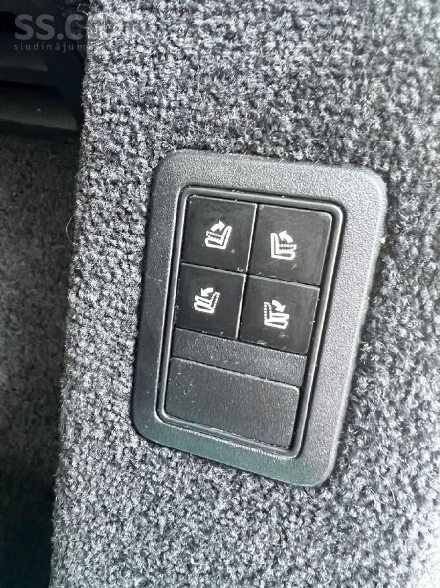 Melns Land Rover Range Rover 2013 Rīga, ar dzinēja tilpumu 4.40 L un nobraukumu 237 tūkst. km par 23300 €, foto 23 vietnē AUTOMOTO.COM.LV