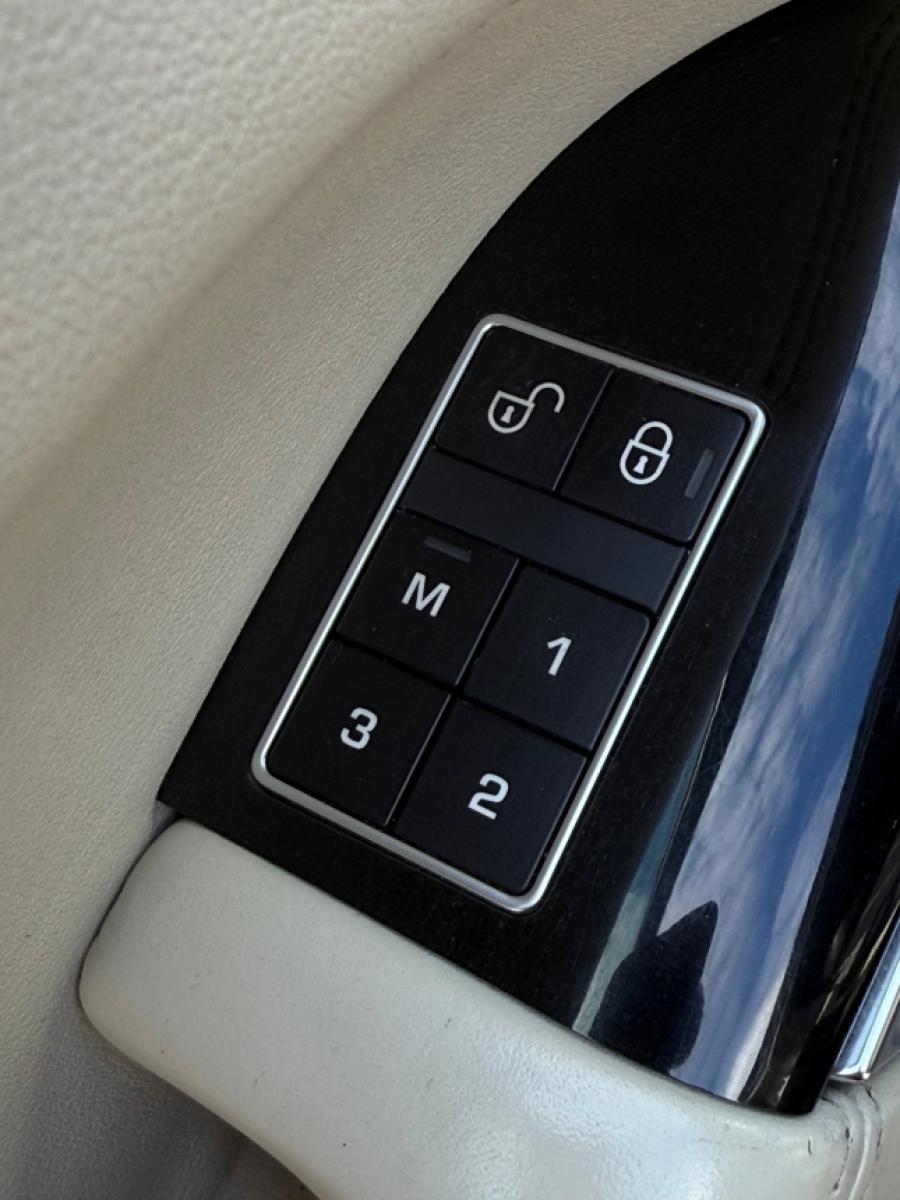 Melns Land Rover Range Rover 2013 Rīga, ar dzinēja tilpumu 4.40 L un nobraukumu 269 tūkst. km par 24580 €, foto 15 vietnē AUTOMOTO.COM.LV