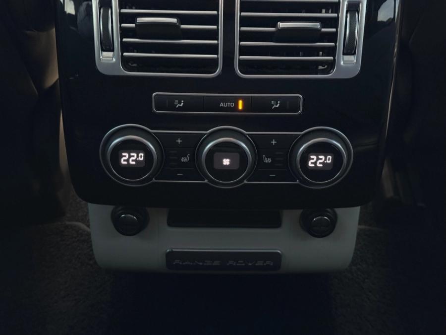 Melns Land Rover Range Rover 2013 Rīga, ar dzinēja tilpumu 4.40 L un nobraukumu 269 tūkst. km par 24580 €, foto 17 vietnē AUTOMOTO.COM.LV