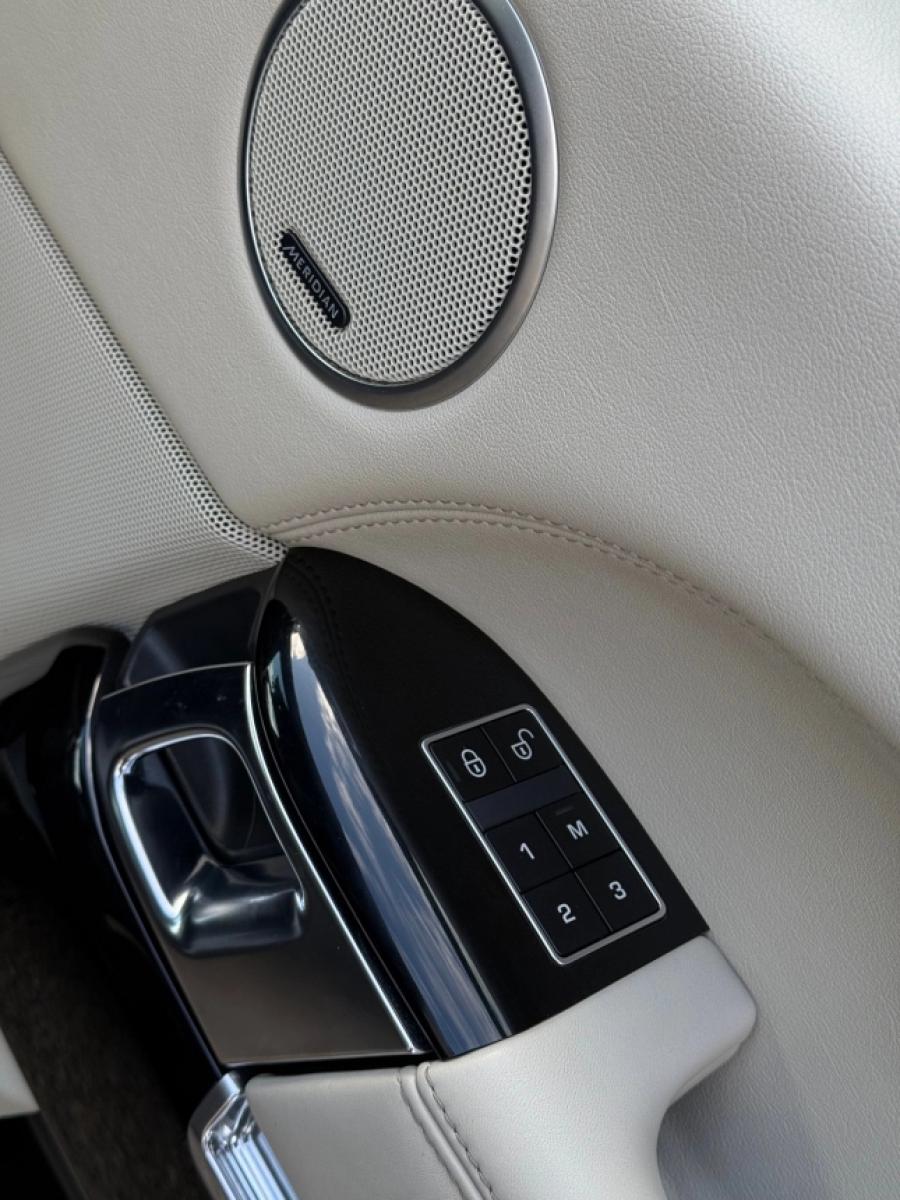 Melns Land Rover Range Rover 2013 Rīga, ar dzinēja tilpumu 4.40 L un nobraukumu 269 tūkst. km par 24580 €, foto 23 vietnē AUTOMOTO.COM.LV