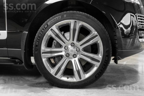 Black Land Rover Range Rover 2015 in Riga, with an engine capacity of 4.40 L and mileage of 165 thousand km for 32000 €, photo 7 on AUTOMOTO.COM.LV