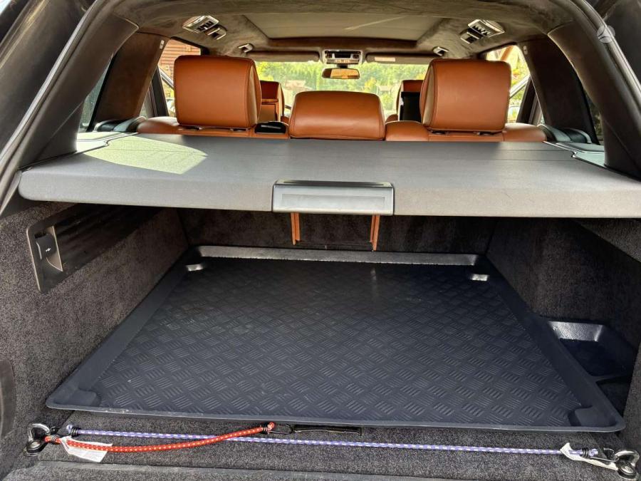 Melns Land Rover Range Rover 2015 Viļņa, ar dzinēja tilpumu 4.37 L un nobraukumu 313 tūkst. km par 22500 €, foto 25 vietnē AUTOMOTO.COM.LV