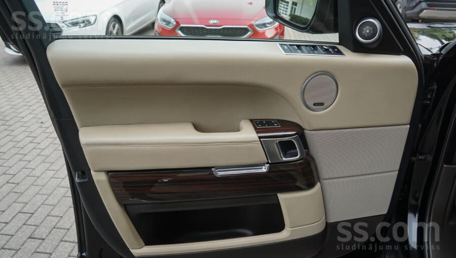 Black Land Rover Range Rover 2015 in Riga, with an engine capacity of 3.00 L and mileage of 207 thousand km for 22950 €, photo 11 on AUTOMOTO.COM.LV