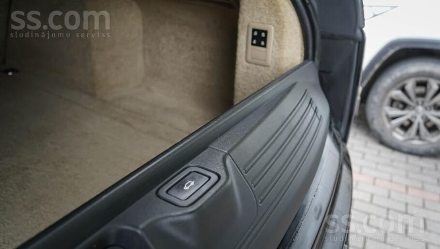 Black Land Rover Range Rover 2015 in Riga, with an engine capacity of 3.00 L and mileage of 207 thousand km for 22950 €, photo 16 on AUTOMOTO.COM.LV