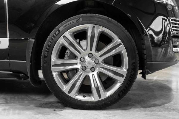 Black Land Rover Range Rover 2015 in Riga, with an engine capacity of 4.37 L and mileage of 165 thousand km for 31000 €, photo 8 on AUTOMOTO.COM.LV