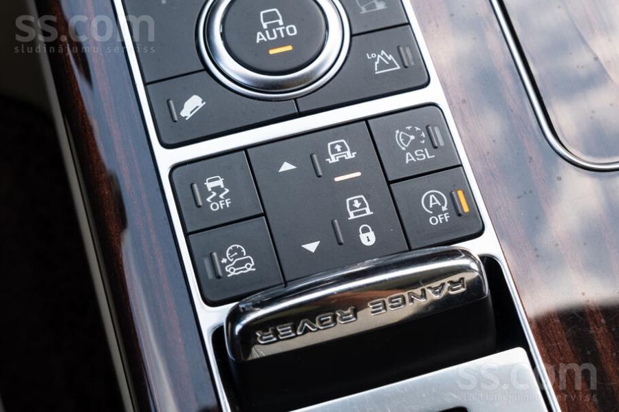 Melns Land Rover Range Rover 2016 Rīga, ar dzinēja tilpumu 4.40 L un nobraukumu 147 tūkst. km par 31399 €, foto 22 vietnē AUTOMOTO.COM.LV