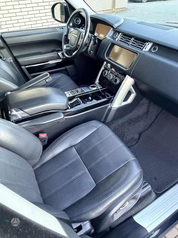 Black Land Rover Range Rover 2017 in Taurage, with an engine capacity of 3.00 L and mileage of 228 thousand km for 18499 €, photo 6 on AUTOMOTO.COM.LV