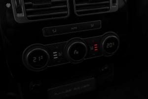 Black Land Rover Range Rover 2017 in Vilnius, with an engine capacity of 4.40 L and mileage of 249 thousand km for 27950 €, photo 26 on AUTOMOTO.COM.LV