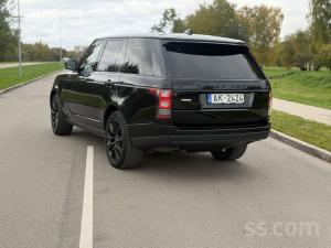 Black Land Rover Range Rover 2017 in Riga, with an engine capacity of 4.40 L and mileage of 162 thousand km for 28500 €, photo 6 on AUTOMOTO.COM.LV