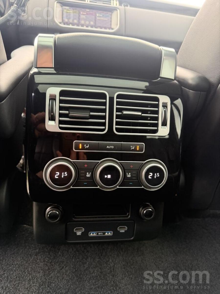 Black Land Rover Range Rover 2017 in Riga, with an engine capacity of 4.40 L and mileage of 162 thousand km for 28500 €, photo 10 on AUTOMOTO.COM.LV