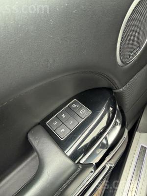 Black Land Rover Range Rover 2017 in Riga, with an engine capacity of 4.40 L and mileage of 162 thousand km for 28500 €, photo 11 on AUTOMOTO.COM.LV