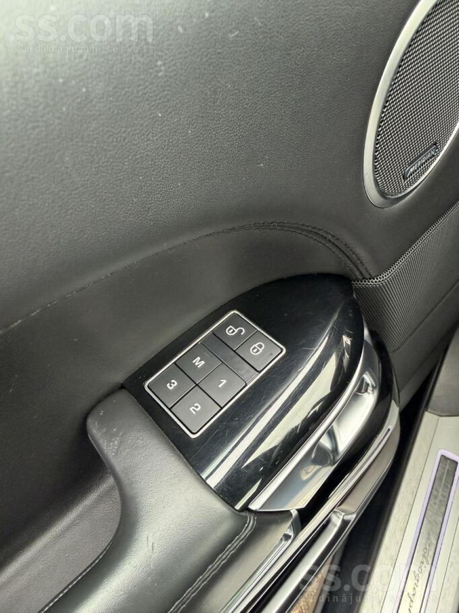 Black Land Rover Range Rover 2017 in Riga, with an engine capacity of 4.40 L and mileage of 162 thousand km for 28500 €, photo 11 on AUTOMOTO.COM.LV