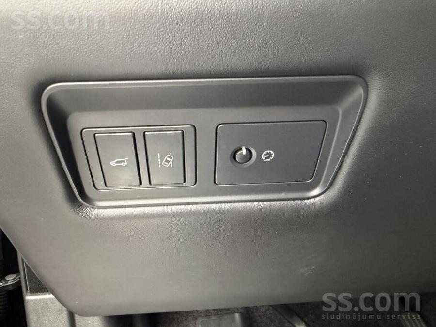 Black Land Rover Range Rover 2017 in Riga, with an engine capacity of 4.40 L and mileage of 162 thousand km for 28500 €, photo 12 on AUTOMOTO.COM.LV