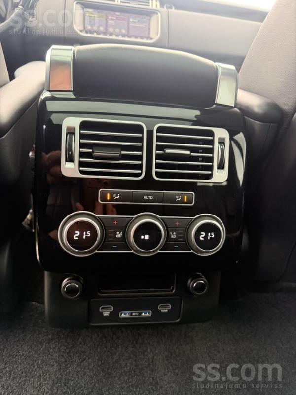 Black Land Rover Range Rover 2017 in Riga, with an engine capacity of 4.40 L and mileage of 162 thousand km for 28500 €, photo 10 on AUTOMOTO.COM.LV