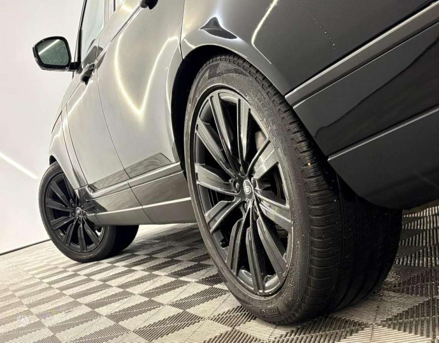 Black Land Rover Range Rover 2018 in Marijampole, with an engine capacity of 2.99 L and mileage of 120 thousand km for 32850 €, photo 30 on AUTOMOTO.COM.LV
