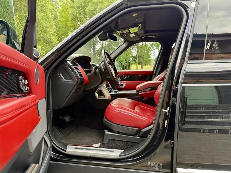 Melns Land Rover Range Rover 2019 Rēzekne, ar dzinēja tilpumu 4.40 L un nobraukumu 226 tūkst. km par 43990 €, foto 8 vietnē AUTOMOTO.COM.LV
