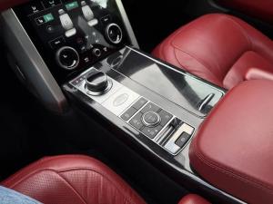 Melns Land Rover Range Rover 2019 Rēzekne, ar dzinēja tilpumu 4.40 L un nobraukumu 226 tūkst. km par 43990 €, foto 14 vietnē AUTOMOTO.COM.LV