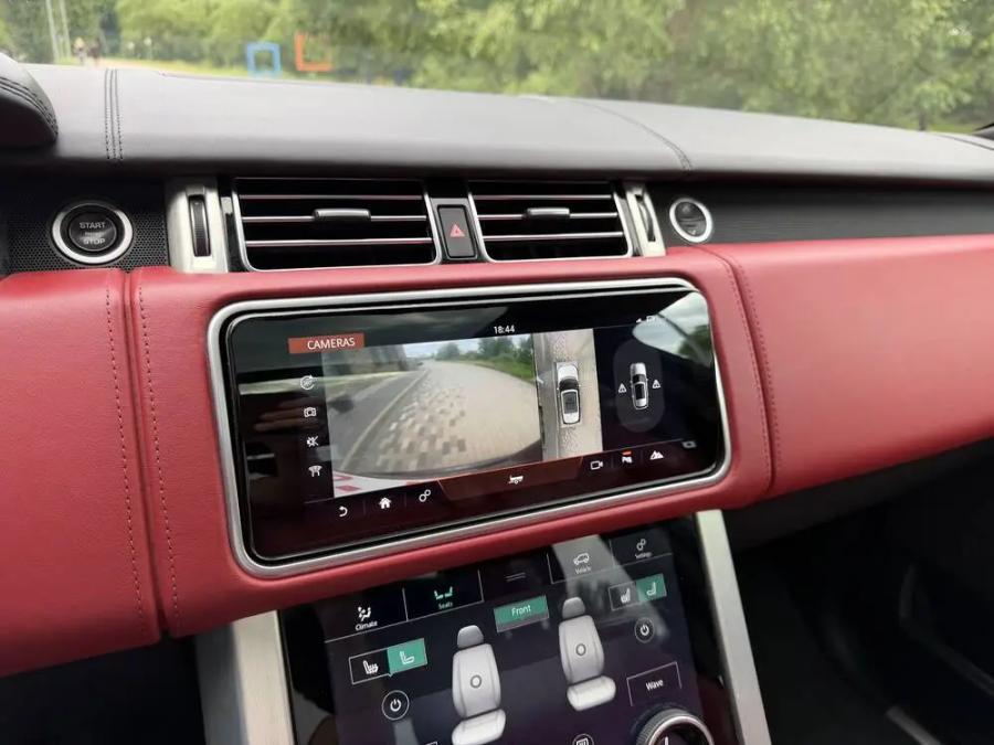Melns Land Rover Range Rover 2019 Rēzekne, ar dzinēja tilpumu 4.40 L un nobraukumu 226 tūkst. km par 43990 €, foto 24 vietnē AUTOMOTO.COM.LV