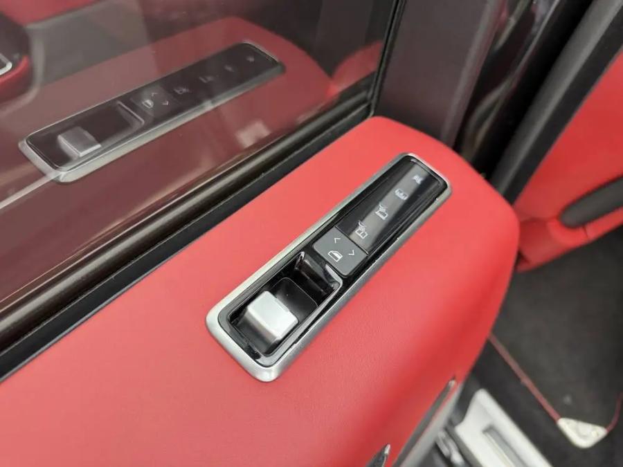 Melns Land Rover Range Rover 2019 Rēzekne, ar dzinēja tilpumu 4.40 L un nobraukumu 226 tūkst. km par 43990 €, foto 27 vietnē AUTOMOTO.COM.LV