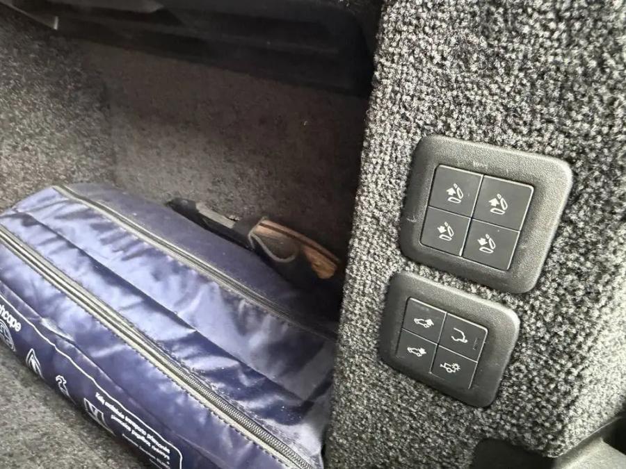 Melns Land Rover Range Rover 2019 Rēzekne, ar dzinēja tilpumu 4.40 L un nobraukumu 226 tūkst. km par 43990 €, foto 30 vietnē AUTOMOTO.COM.LV