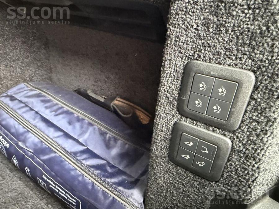 Black Land Rover Range Rover 2019 in Rezekne, with an engine capacity of 4.40 L and mileage of 226 thousand km for 43990 €, photo 32 on AUTOMOTO.COM.LV