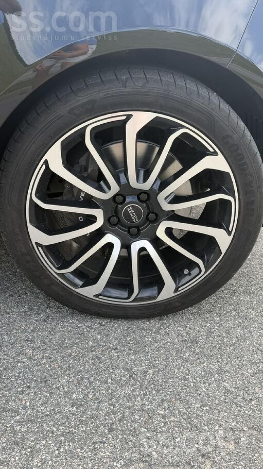 Black Land Rover Range Rover 2019 in Aizkraukle, with an engine capacity of 4.40 L and mileage of 222 thousand km for 41900 €, photo 7 on AUTOMOTO.COM.LV