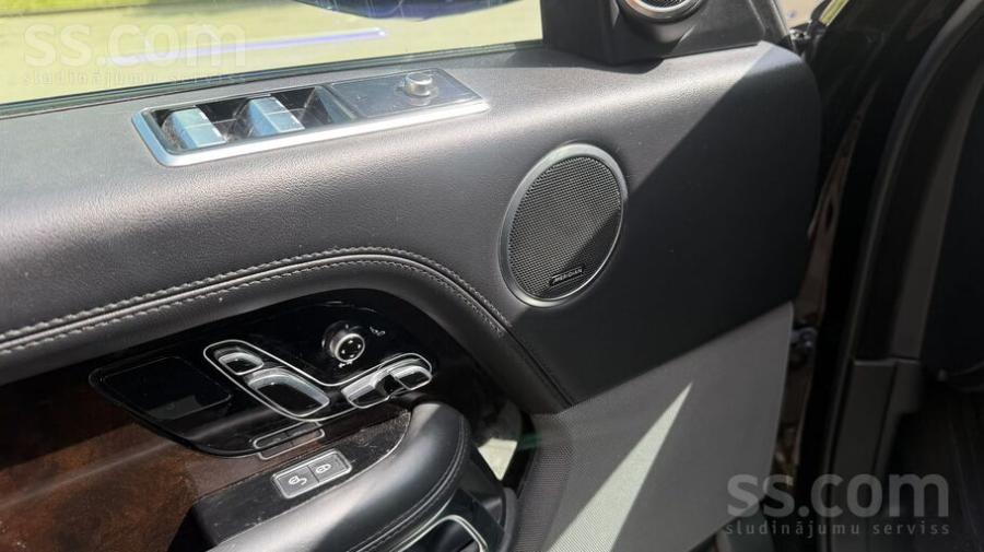 Black Land Rover Range Rover 2019 in Aizkraukle, with an engine capacity of 4.40 L and mileage of 222 thousand km for 41900 €, photo 8 on AUTOMOTO.COM.LV