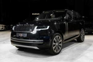 Melns Land Rover Range Rover 2022 Rīga, ar dzinēja tilpumu 3.00 L un nobraukumu 84 tūkst. km par 108779 €, foto  vietnē AUTOMOTO.COM.LV