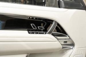 Melns Land Rover Range Rover 2023 Rīga, ar dzinēja tilpumu 3.00 L un nobraukumu 32 tūkst. km par 121000 €, foto 17 vietnē AUTOMOTO.COM.LV