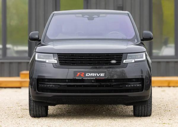 Melns Land Rover Range Rover 2023 Jelgava, ar dzinēja tilpumu 3.00 L un nobraukumu 67 tūkst. km par 135000 €, foto 2 vietnē AUTOMOTO.COM.LV