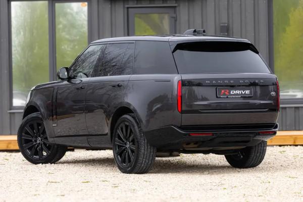 Melns Land Rover Range Rover 2023 Jelgava, ar dzinēja tilpumu 3.00 L un nobraukumu 67 tūkst. km par 135000 €, foto 4 vietnē AUTOMOTO.COM.LV