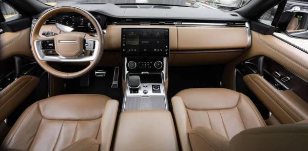 Melns Land Rover Range Rover 2023 Jelgava, ar dzinēja tilpumu 3.00 L un nobraukumu 67 tūkst. km par 135000 €, foto 10 vietnē AUTOMOTO.COM.LV