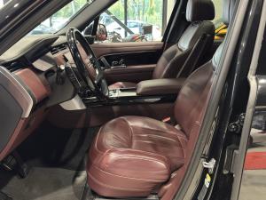 Melns Land Rover Range Rover 2023 Rīga, ar dzinēja tilpumu 3.00 L un nobraukumu 82 tūkst. km par 94990 €, foto 7 vietnē AUTOMOTO.COM.LV